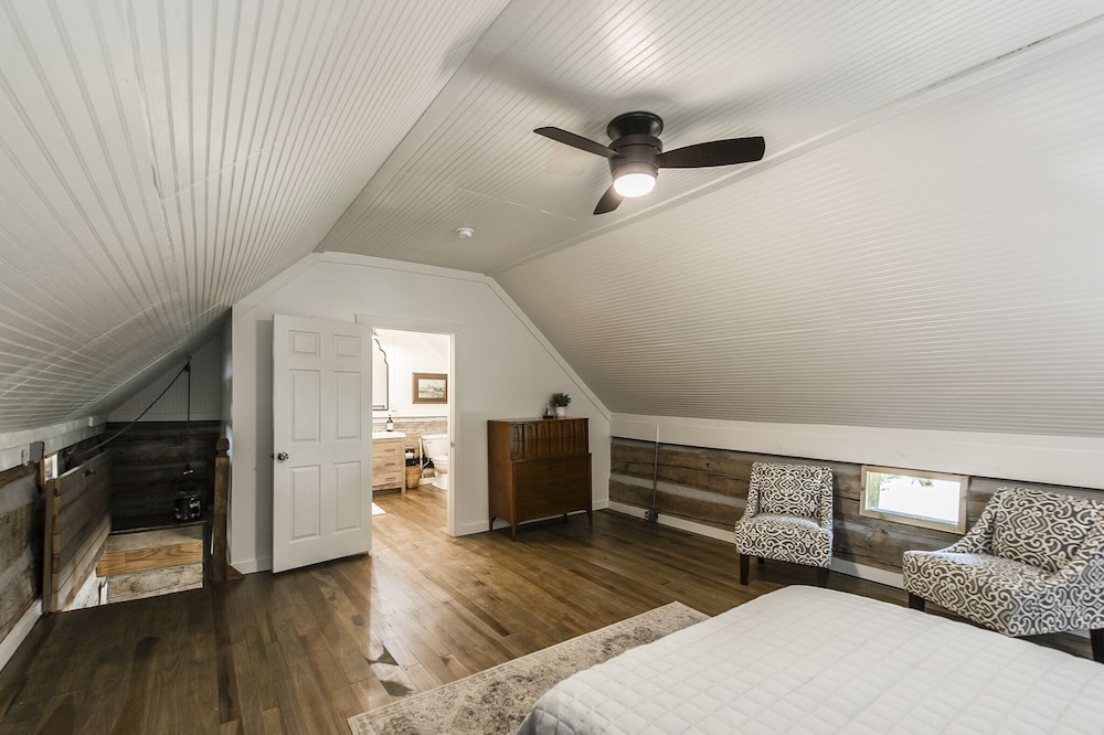 Remodeled Cabin, With Creek, Super Close To Nashville - Nashville, TN