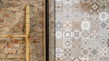 Quarto Tradicional | Casa de banho | Um polibã, artigos de higiene pessoal grátis, um secador de cabelo