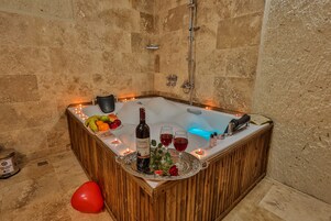 Quarto Comfort | Casa de banho | Um secador de cabelo, toalhas fornecidas, sabão, champô