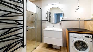Apartamento (14) | Casa de banho | Um polibã, um secador de cabelo, toalhas fornecidas