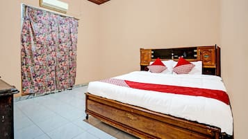 Quarto casal econômico | Escrivaninha, espaço de trabalho para notebook, Wi-Fi de cortesia