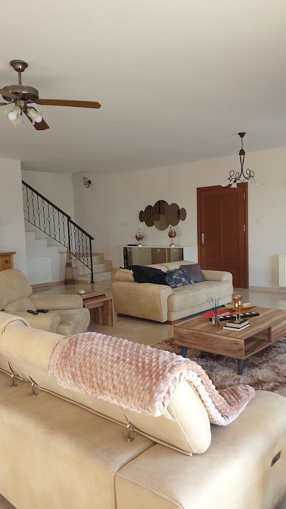 Spacious Villa With Private Pool, Sea And Mountain View - Girne