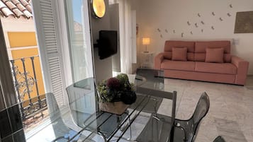 Apartamento Superior | Sala de estar | TV de ecrã plano