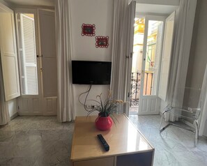 Apartamento Standard | Sala de estar | TV de ecrã plano 