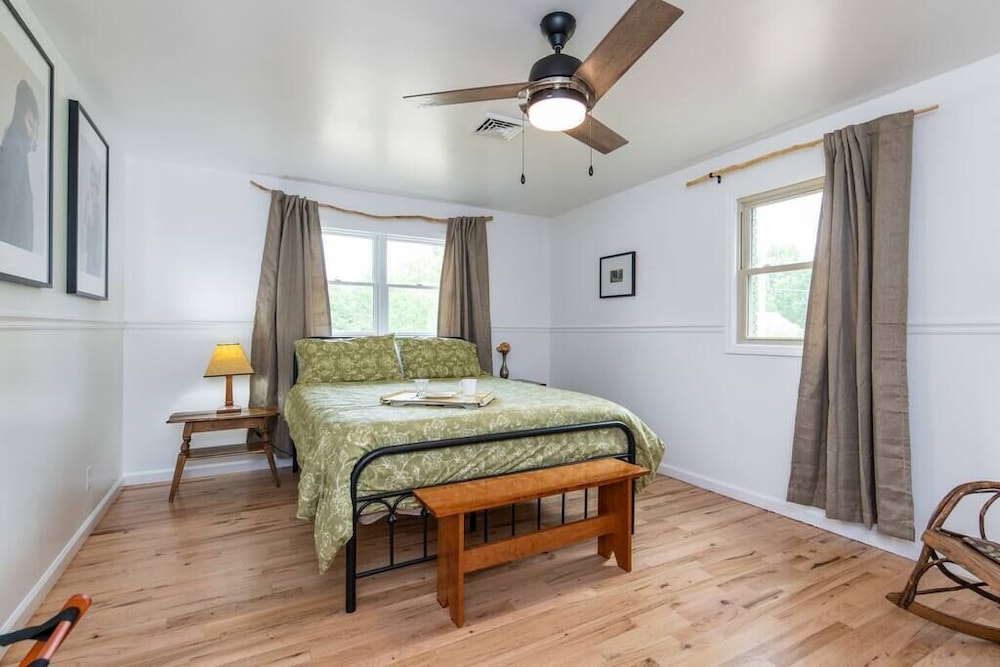 Cedar Creek Cottage - Hot Tub, Modern, Private! - Slade, KY