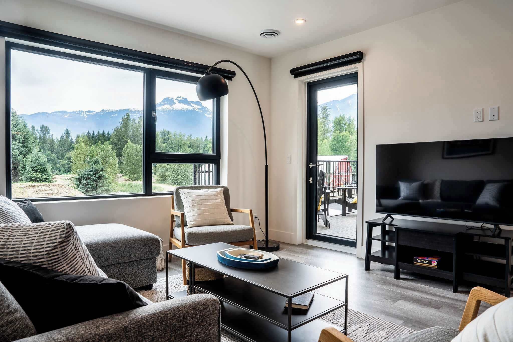 Revy's Peak Condo - Hot Tub With View - Revelstoke