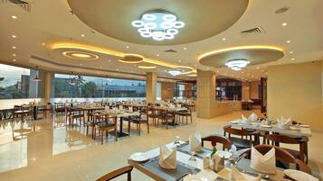 3 restaurantes: servem pequenos-almoços, almoços, jantares e brunches