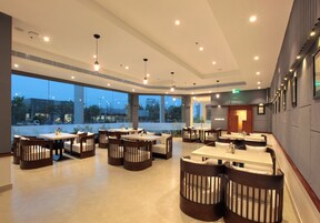 3 restaurantes, é servido café da manhã