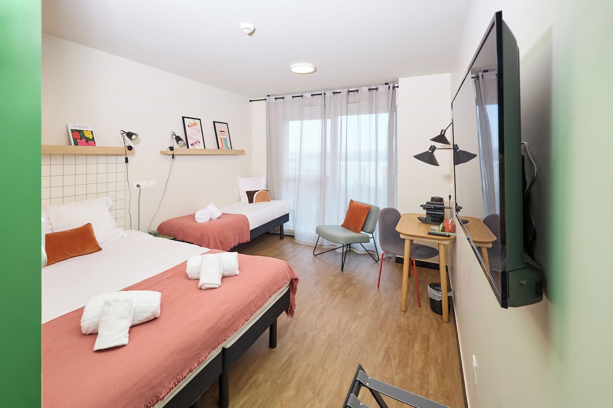 La Room Premium Triple | Roupa de alta qualidade, secretária 