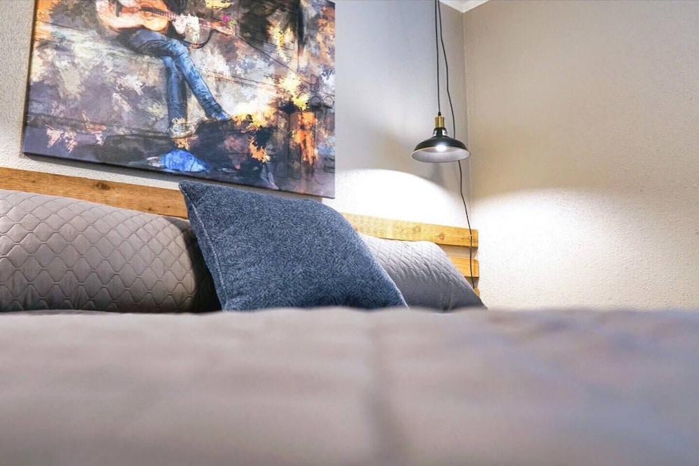 House-o-blues: First Floor, Walk To A&m, King Beds - Bryan, TX