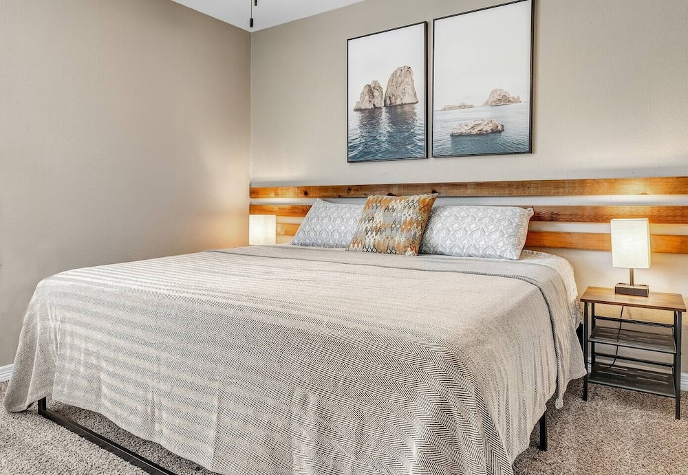 Kelly's Cove: 1st Flr 2 Bdrm-walk To A&m-king Beds - Bryan, TX