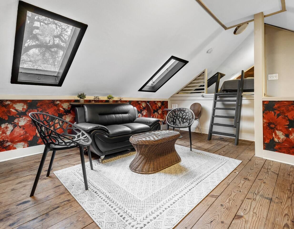 Poppy: Quirky, Walk To A&m, Comfy King Bed, Fun Space - Bryan, TX
