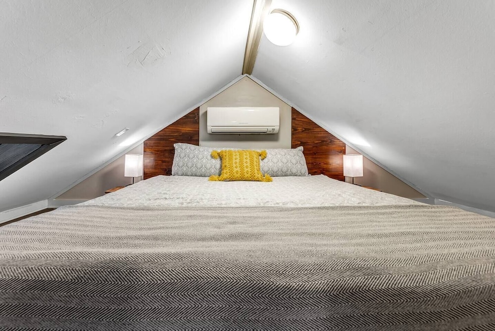Poppy: Quirky, Walk To A&m, Comfy King Bed, Fun Space - Bryan, TX
