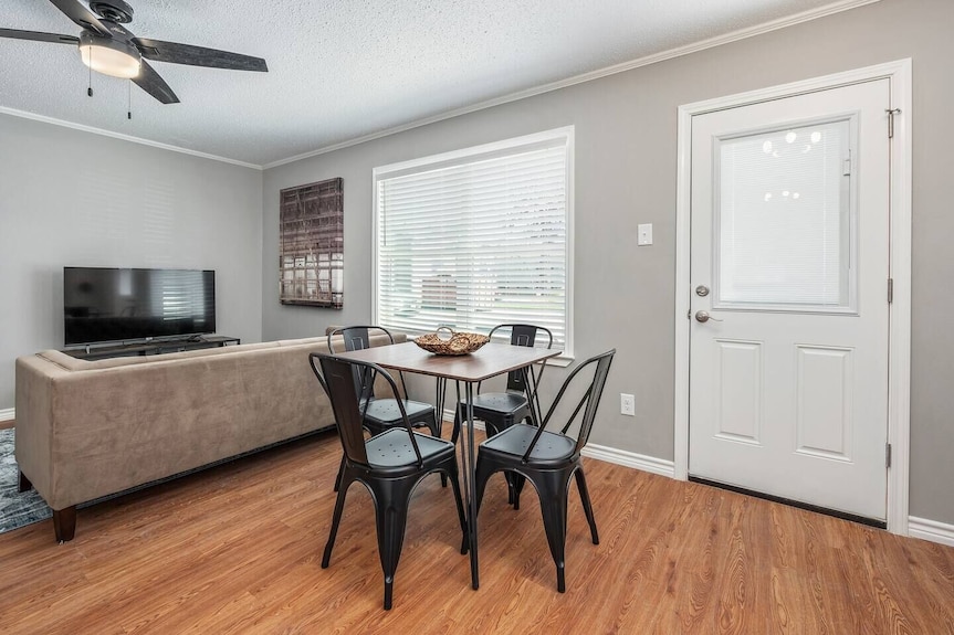 Silo: Walk To A&m Campus, King Beds, First Floor - Bryan, TX