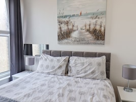 2 quartos, com decoração personalizada, com mobília individualizada