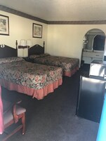 Quarto Duplo Básico | Cortinas/cortinados opacos, ferro/tábua de engomar, Wi-fi grátis 