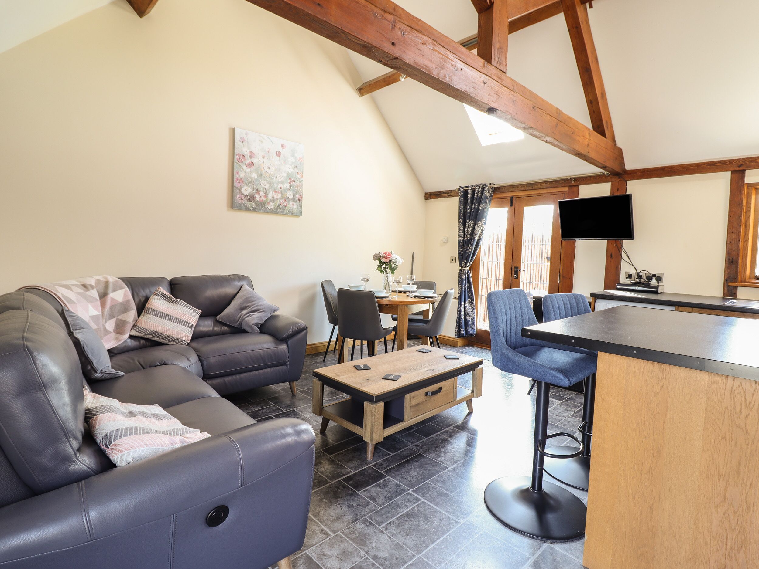 Ysgubor Fachwen, Pet Friendly, With A Garden In Bettws Cedewain - Welshpool