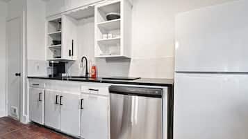 Apartamento Signature, 1 cama king-size, cozinha | Cozinha privada | Um frigorífico/congelador grande, um micro-ondas, um forno