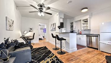 Apartamento Signature, 1 cama king-size, cozinha | Sala de estar | Smart TV de 55 polegadas com canais digitais