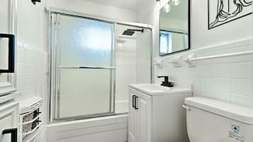 Apartamento com design assinado, 1 cama King, cozinha | Banheiro | Chuveiro/banheira combinados, chuveiro com efeito de chuva