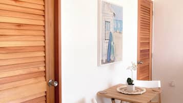 Quarto Panorâmico, 1 cama queen-size, vista para o oceano | 1 quarto, cortinas/cortinados opacos, Wi-fi grátis