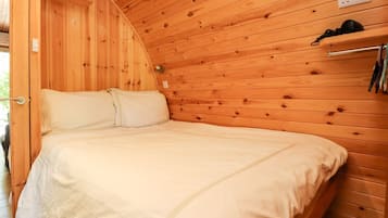 1 quarto, com decoração personalizada, com mobília individualizada