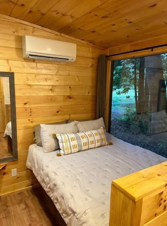 The Hot Tub Hideaway - Winston-Salem, NC