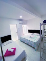 Quarto triplo standard, banheiro privativo | Individualmente decorados, Wi-Fi de cortesia, roupa de cama