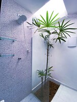 Quarto triplo standard, banheiro privativo | Banheiro | Chuveiro, roupões de banho, toalhas de banho, sabonete