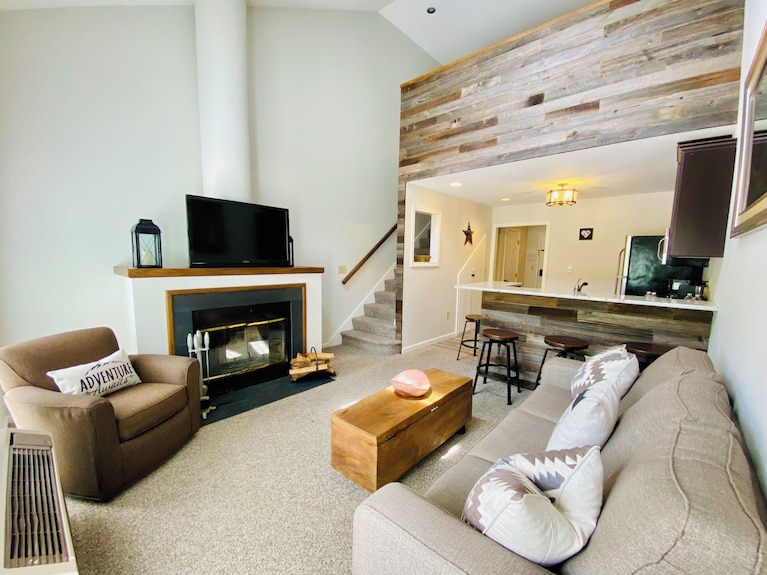 Ski-in, Ski-out Loft! In The Heart Of Jiminy Peak Village! Lift And Mt. Views! - Pontoosuc Lake, MA