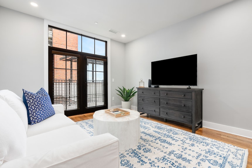 High End 2/2 Above Target In Downtown Auburn - 203 - Auburn, AL