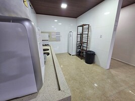 Um frigorífico no espaço comum, um micro-ondas no espaço comum 