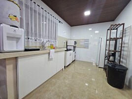 Um frigorífico no espaço comum, um micro-ondas no espaço comum 