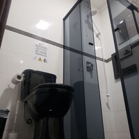 Quarto Comfort | Casa de banho | Um polibã, toalhas fornecidas, papel higiénico 