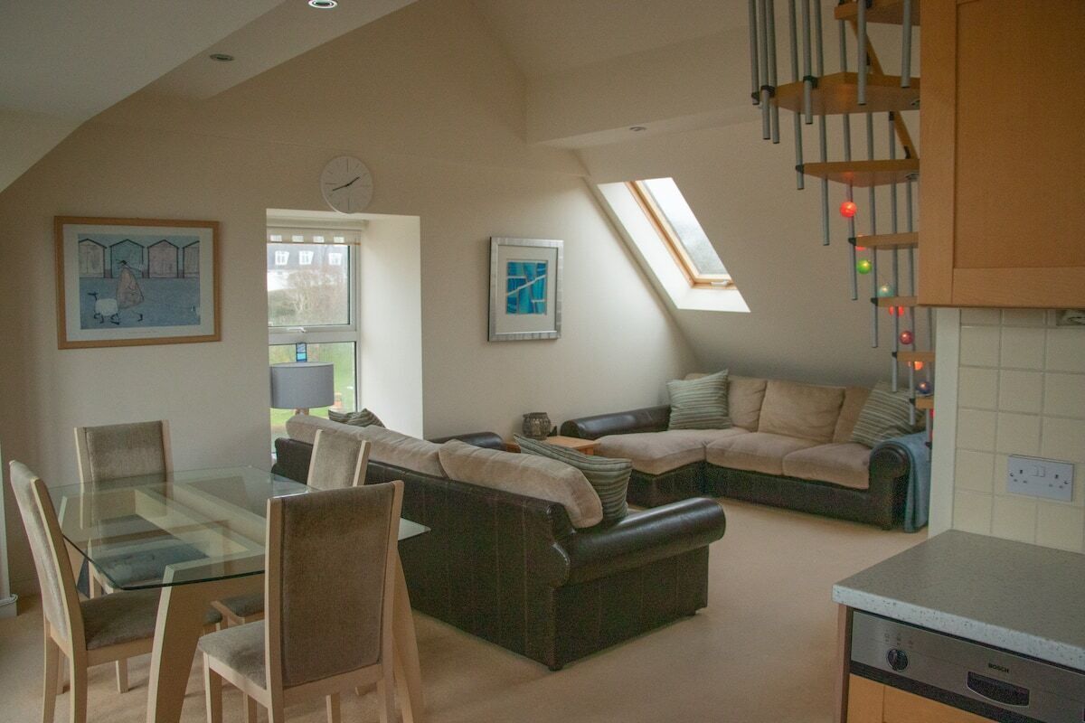 Beach Side Top Floor Property, Balcony & Sea Views - Holywell