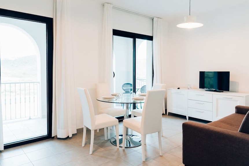 Groen House: Two-bedroom Apartment With Balcony And Garden View - Olbia