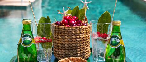 Piscina exterior, guarda-sóis, espreguiçadeiras