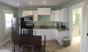 Vila luxo | Cozinha privada | Geladeira, micro-ondas, fogão, cooktop