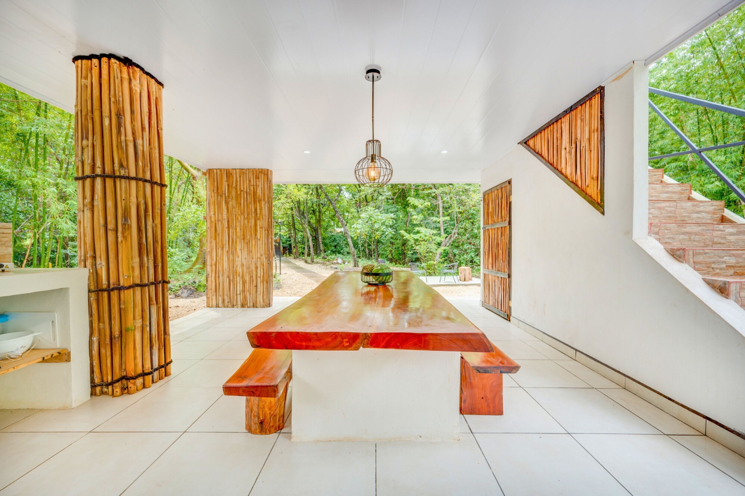 Minifrigorífico, um micro-ondas no espaço comum, utensílios de cozinha 