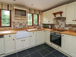 Geladeira, lava-louças, chaleira elétrica, torradeira