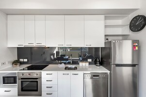Apartamento Comfort | Cozinha privada | Um frigorífico/congelador grande, um micro-ondas, um forno 