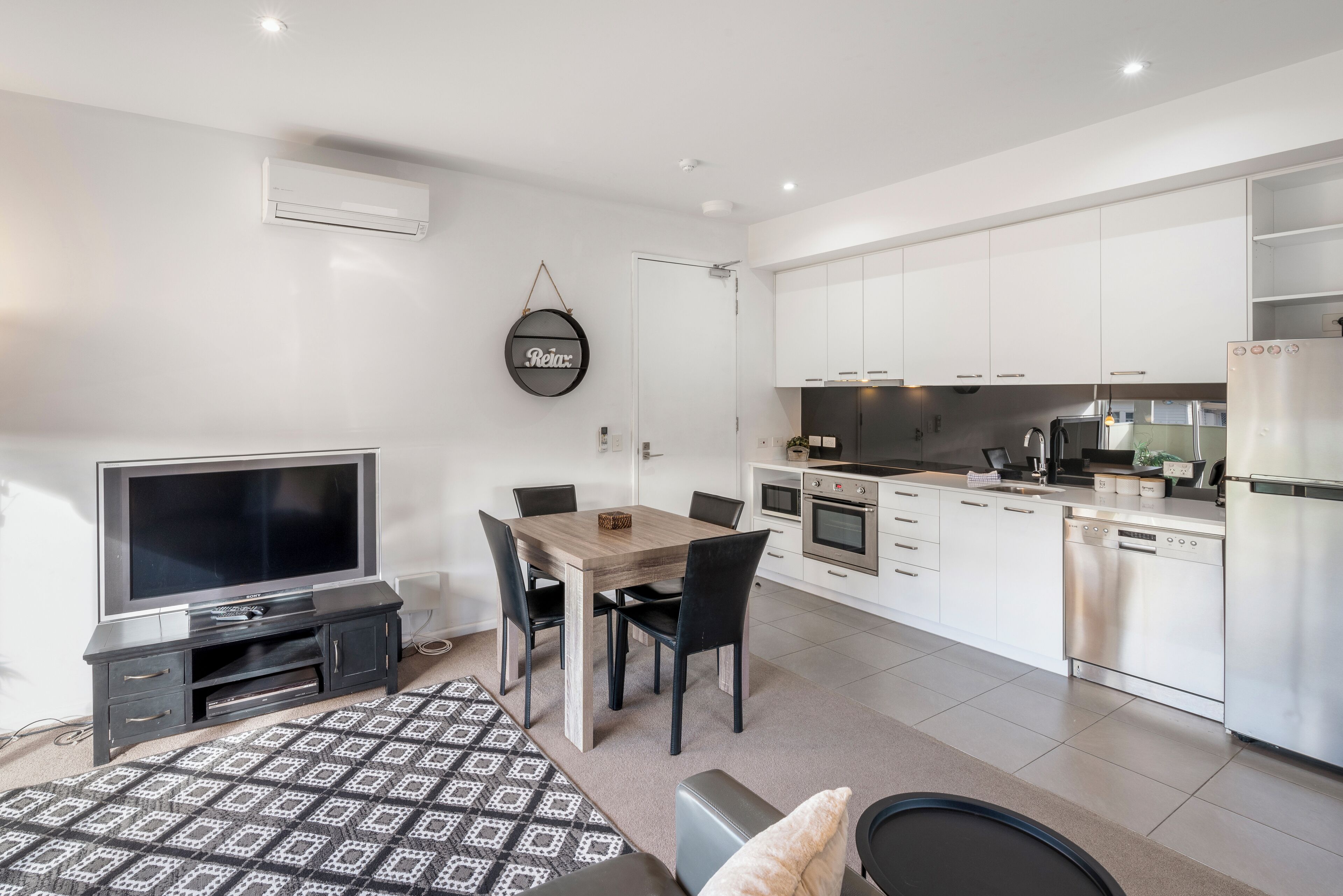 Apartamento Comfort | Sala de estar | Televisor de 50 polegadas com canais digitais 