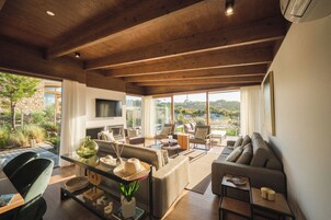 Vila clássica, 3 quartos, piscina particular | Área de estar | TV LCD 32 polegadas com canais a cabo