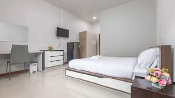 Quarto Individual, 1 cama king-size (Basic Room) | Secretária, secretária adequada para computadores portáteis