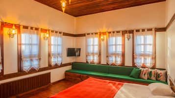 Quarto Panorâmico | Roupa de alta qualidade, com decoração personalizada, secretária