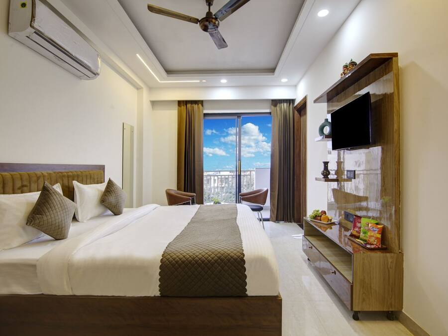 Quarto executivo | Escrivaninha, espaço de trabalho para notebook, cortinas blackout