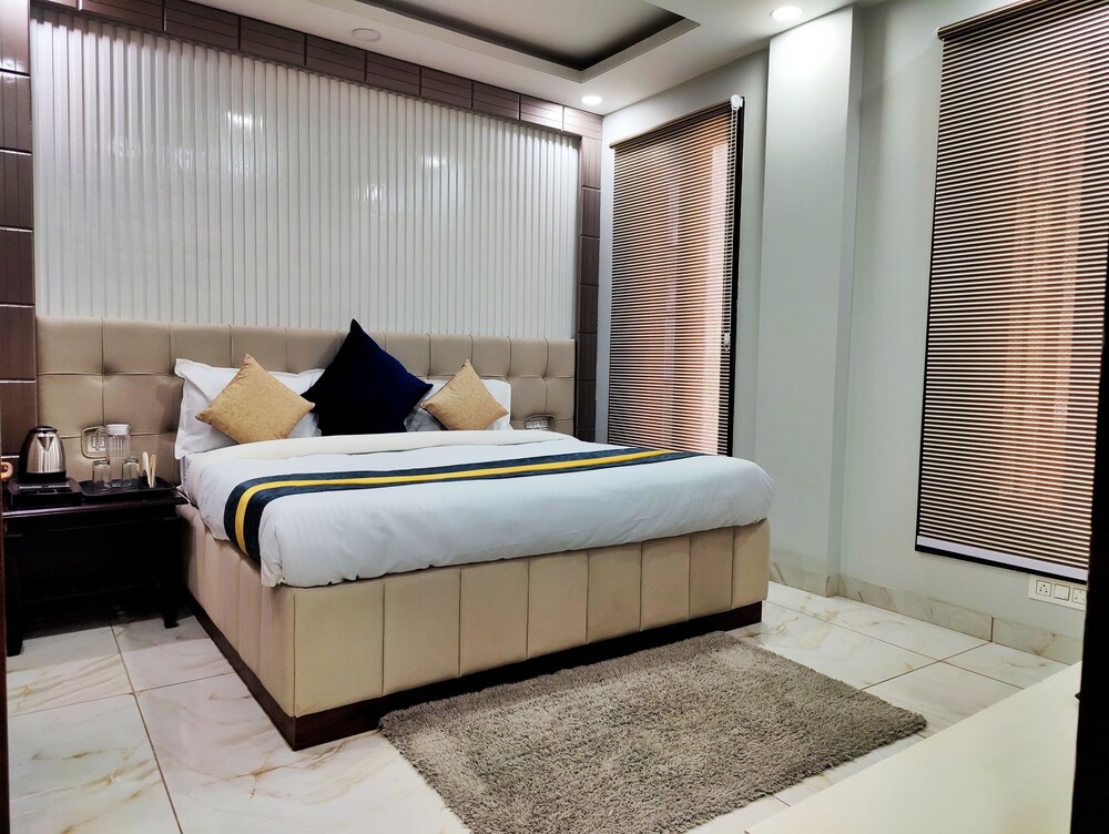 Super Deluxe Room - Shimla Hills - View- King-sized Bed, Parking, Food ...