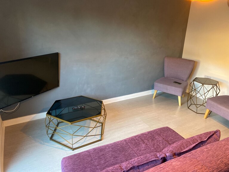 An Exceptional, Available 2bed House With Parking - Nottingham