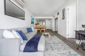Apartamento básico, várias camas | Área de estar | TV