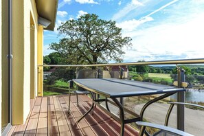 Cofres nos quartos, escrivaninha, espaço de trabalho para notebook